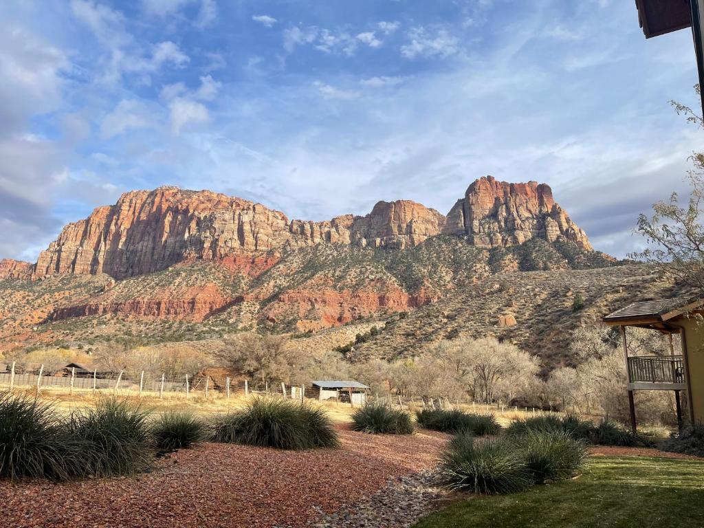 Lodging in Springdale UT | Driftwood Lodge Canyon or River View King ...